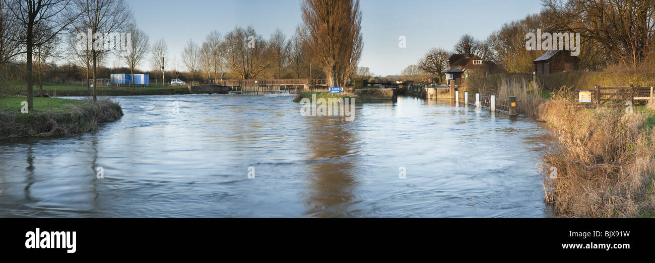 Dawn on the River Thames at Northmoor Lock and Weir in Oxfordshire, Uk ...