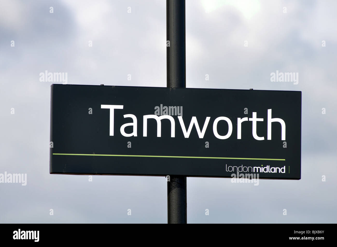 Tamworth station sign railway hi-res stock photography and images - Alamy