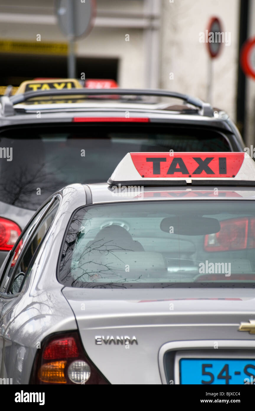 Taxis waiting in taxi rank hi-res stock photography and images - Alamy