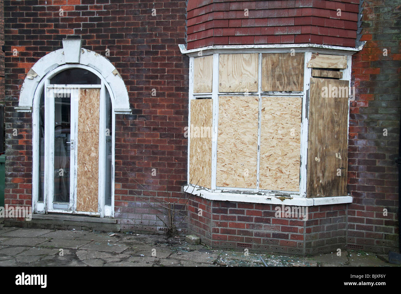 House boarded up windows hi-res stock photography and images - Alamy