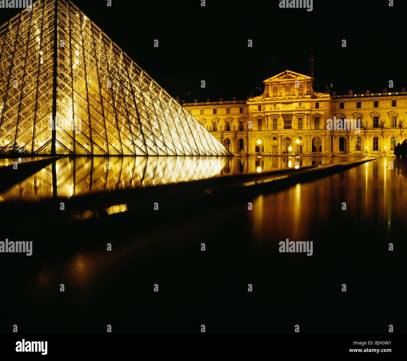 Louvre museum at night Stock Photo - Alamy