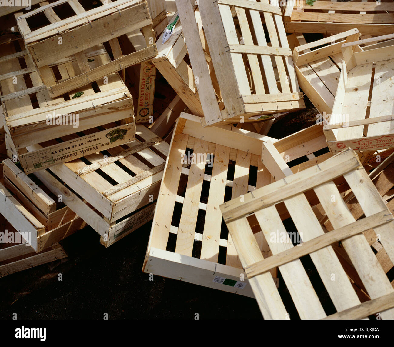 Abandoned boxes hi-res stock photography and images - Alamy