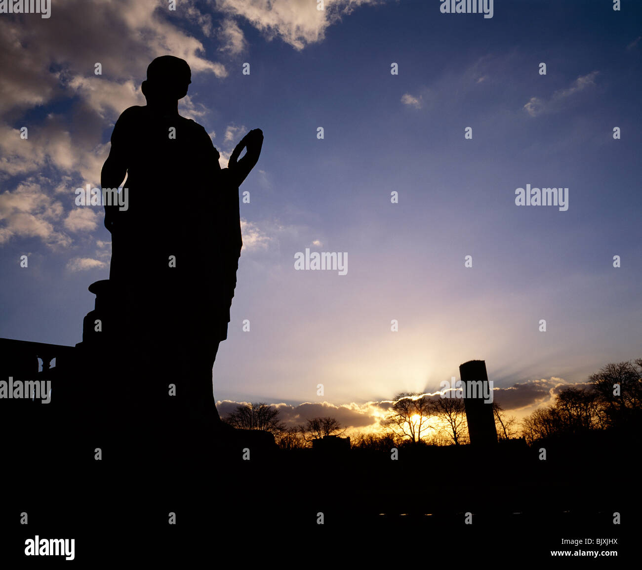 Silhouette of statue Stock Photo - Alamy