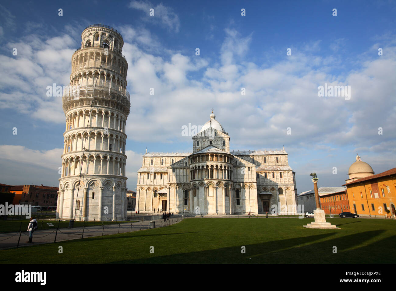The leaning tower and the cathedral in Piazza dei Miracoli, Pisa, Italy ...