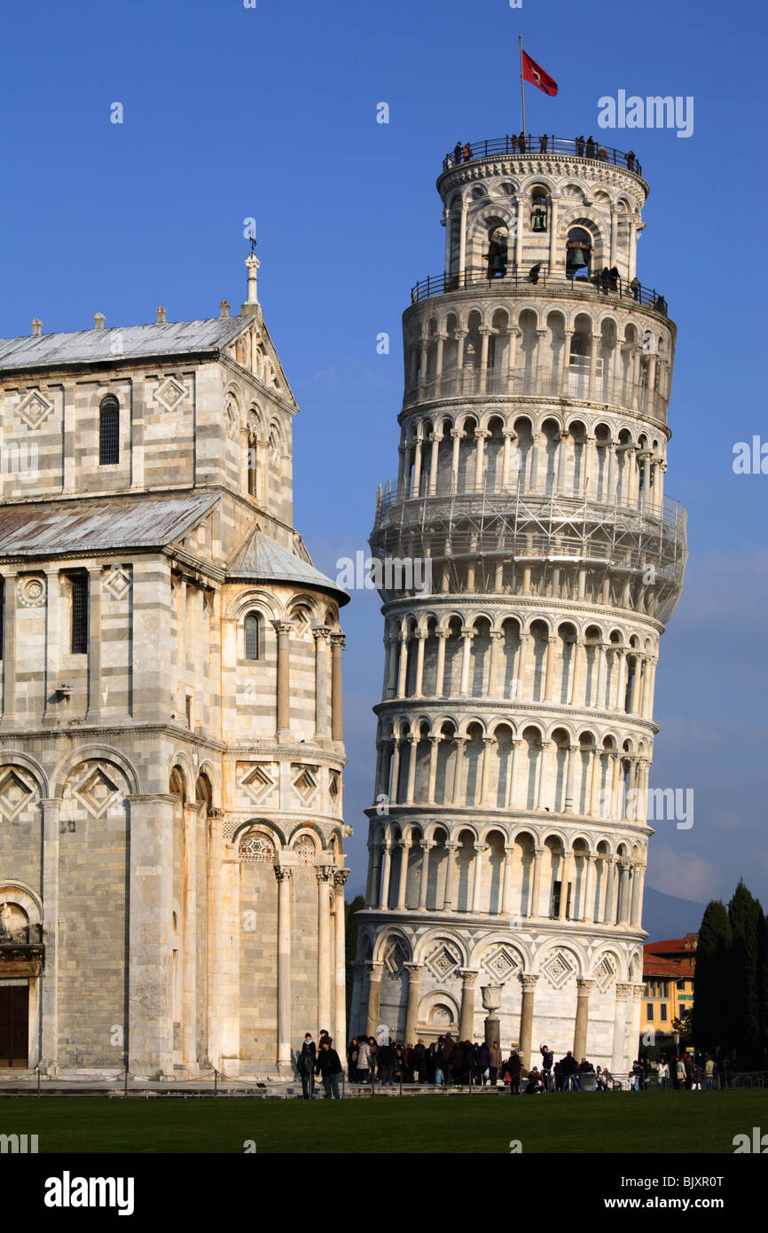 The leaning tower and the cathedral in Piazza dei Miracoli, Pisa, Italy ...