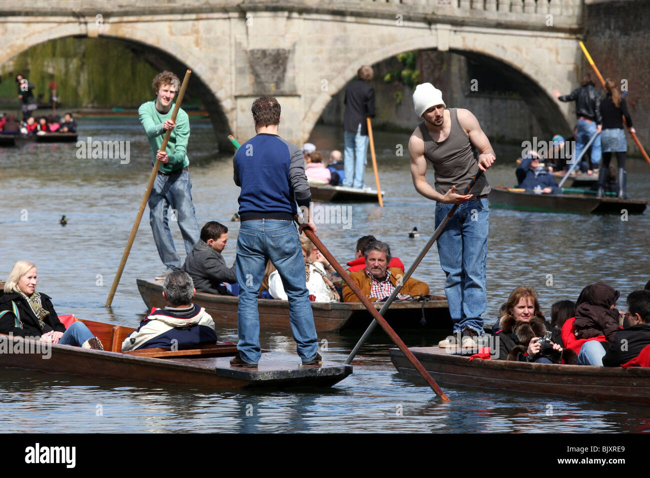 PUNTING ON THE RIVER CAM IN CAMBRIDGE Stock Photo - Alamy