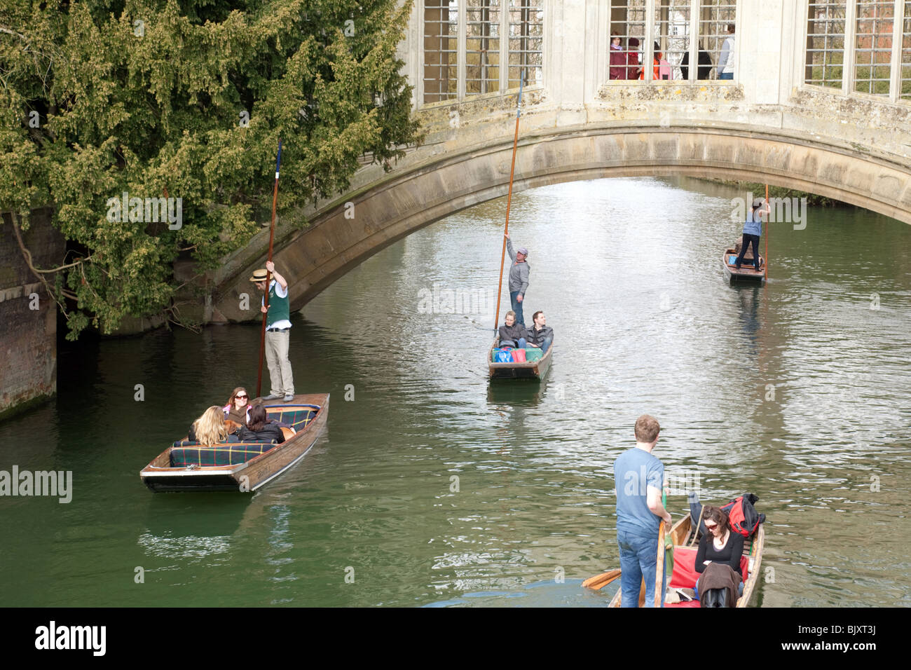 Punting on the River Cam at the Bridge of Sighs, St Johns College ...