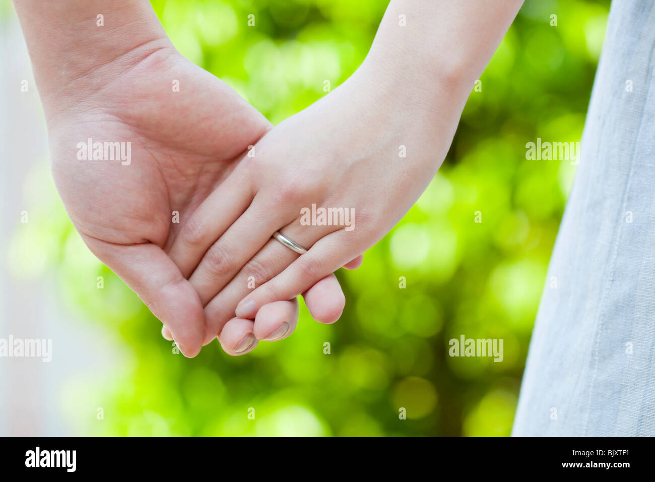 Hands of young couple Stock Photo - Alamy