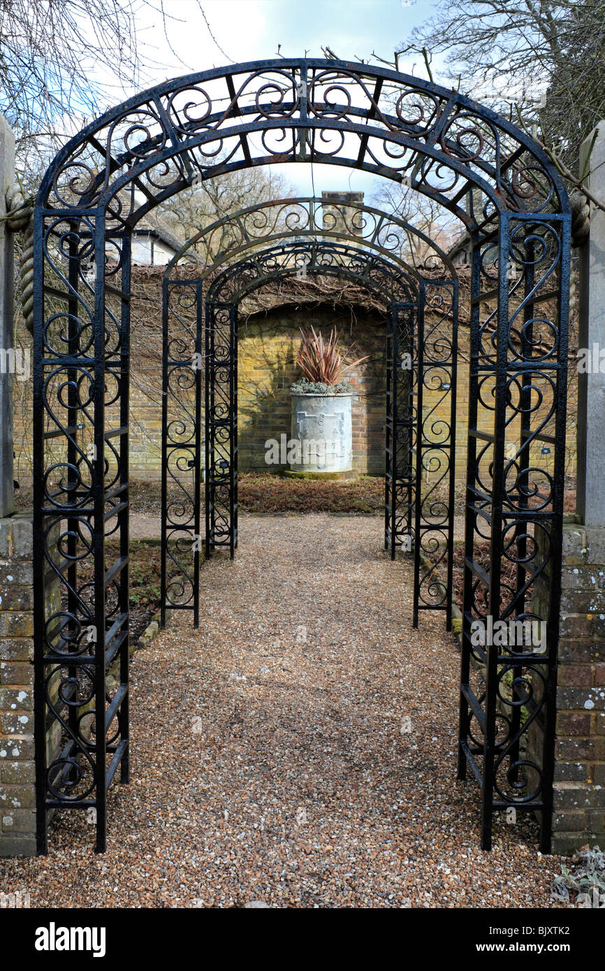 Rose garden arbor hi-res stock photography and images - Alamy