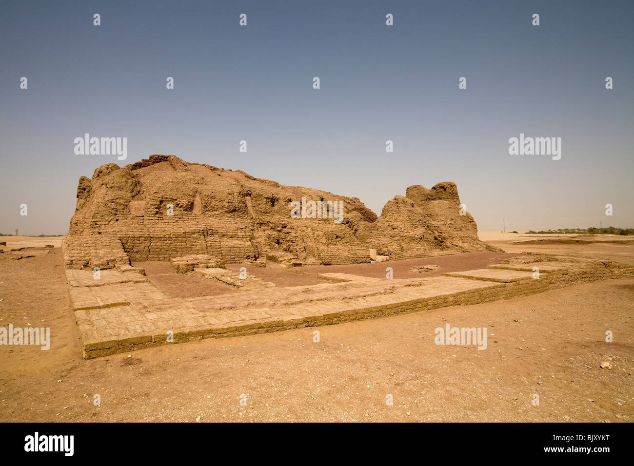 Mud brick mastaba hi-res stock photography and images - Alamy
