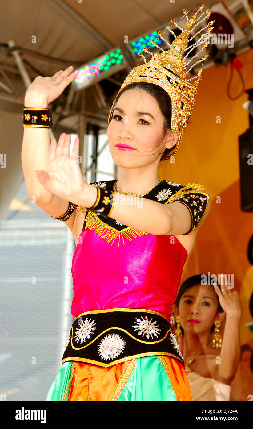 Girl dancers thailand hi-res stock photography and images - Alamy