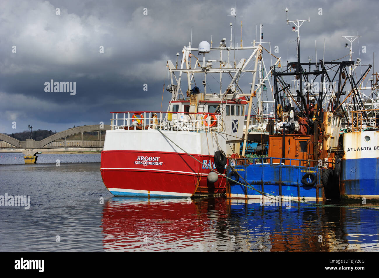 Scallop fishing boats in Kirkcudbright harbour below the bridge Stock ...