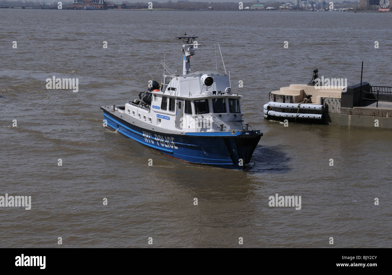 New york city police boat hi-res stock photography and images - Alamy
