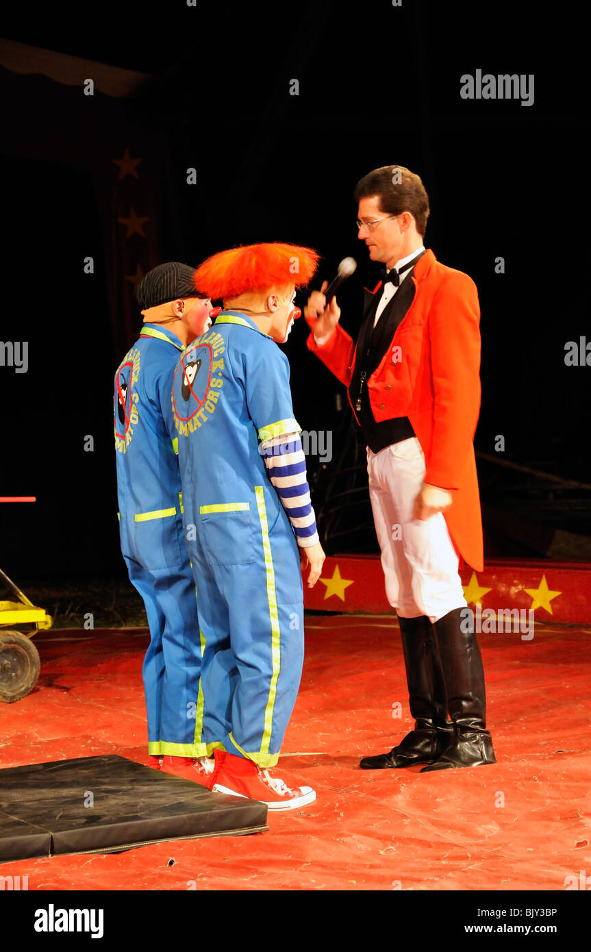 Circus ringmaster hi-res stock photography and images - Alamy