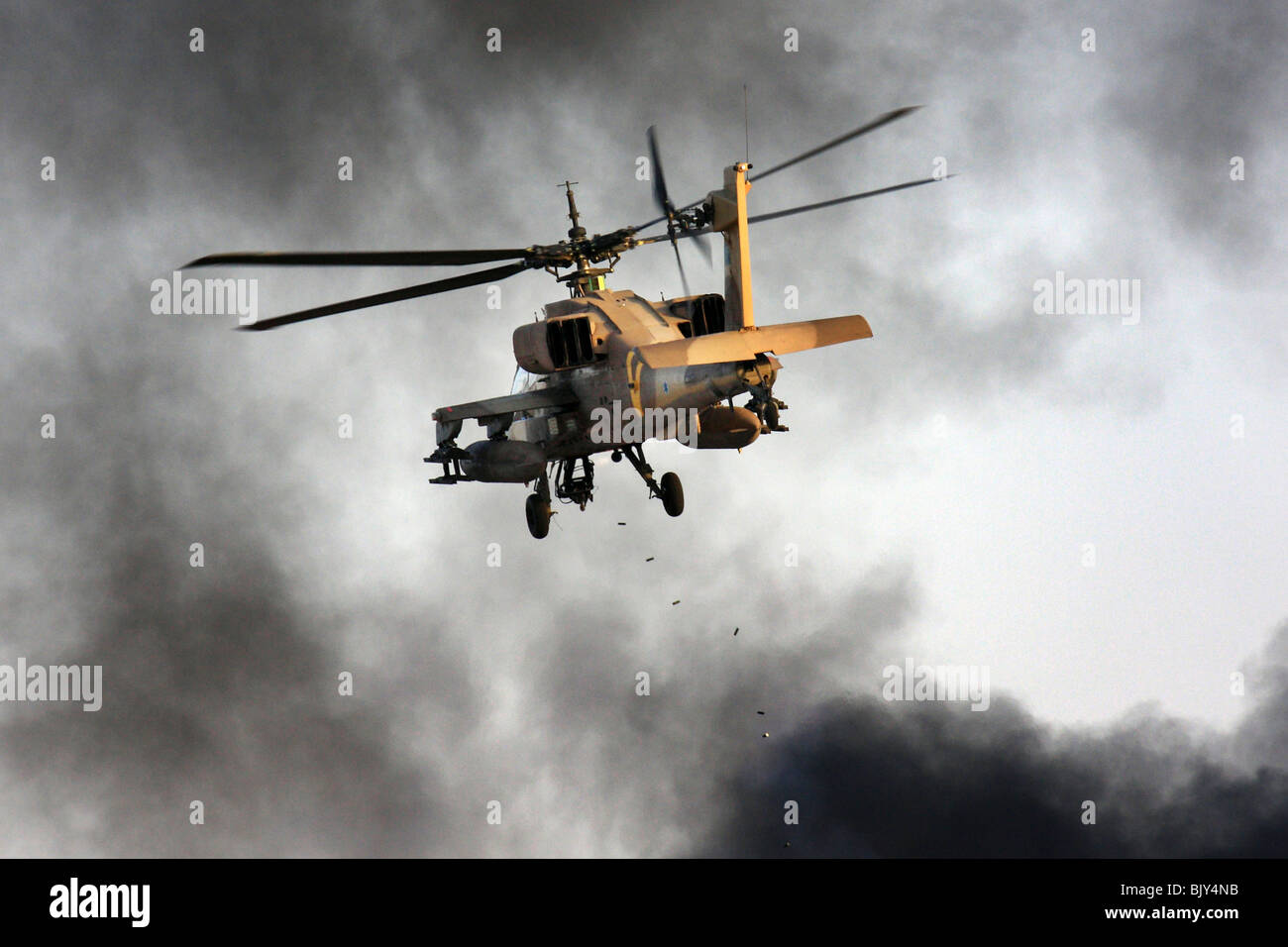 Israeli Air force Apache AH-64A in flight Stock Photo - Alamy