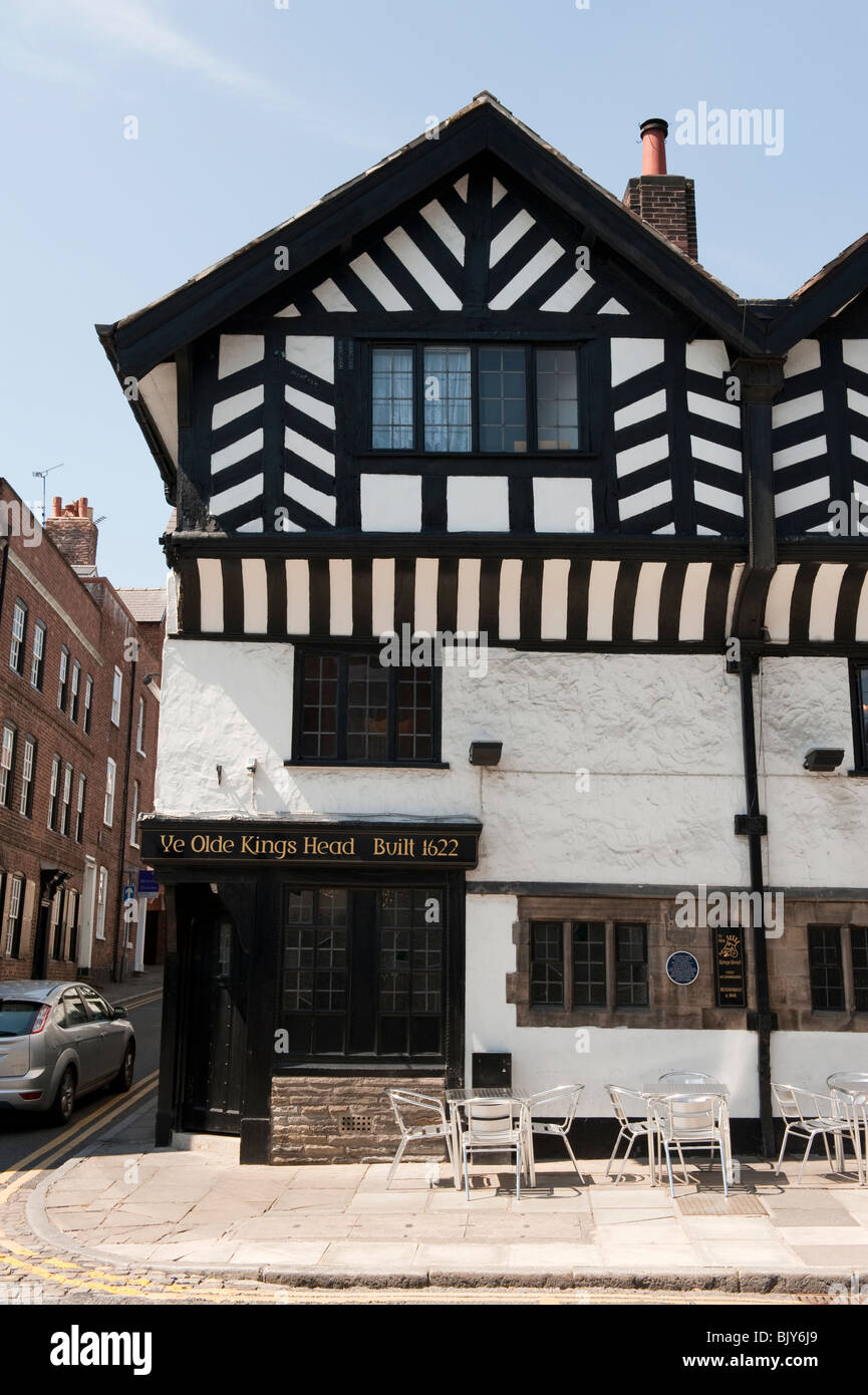 Ye Olde Kings Head pub built in 1622 Chester Cheshire UK Stock Photo ...