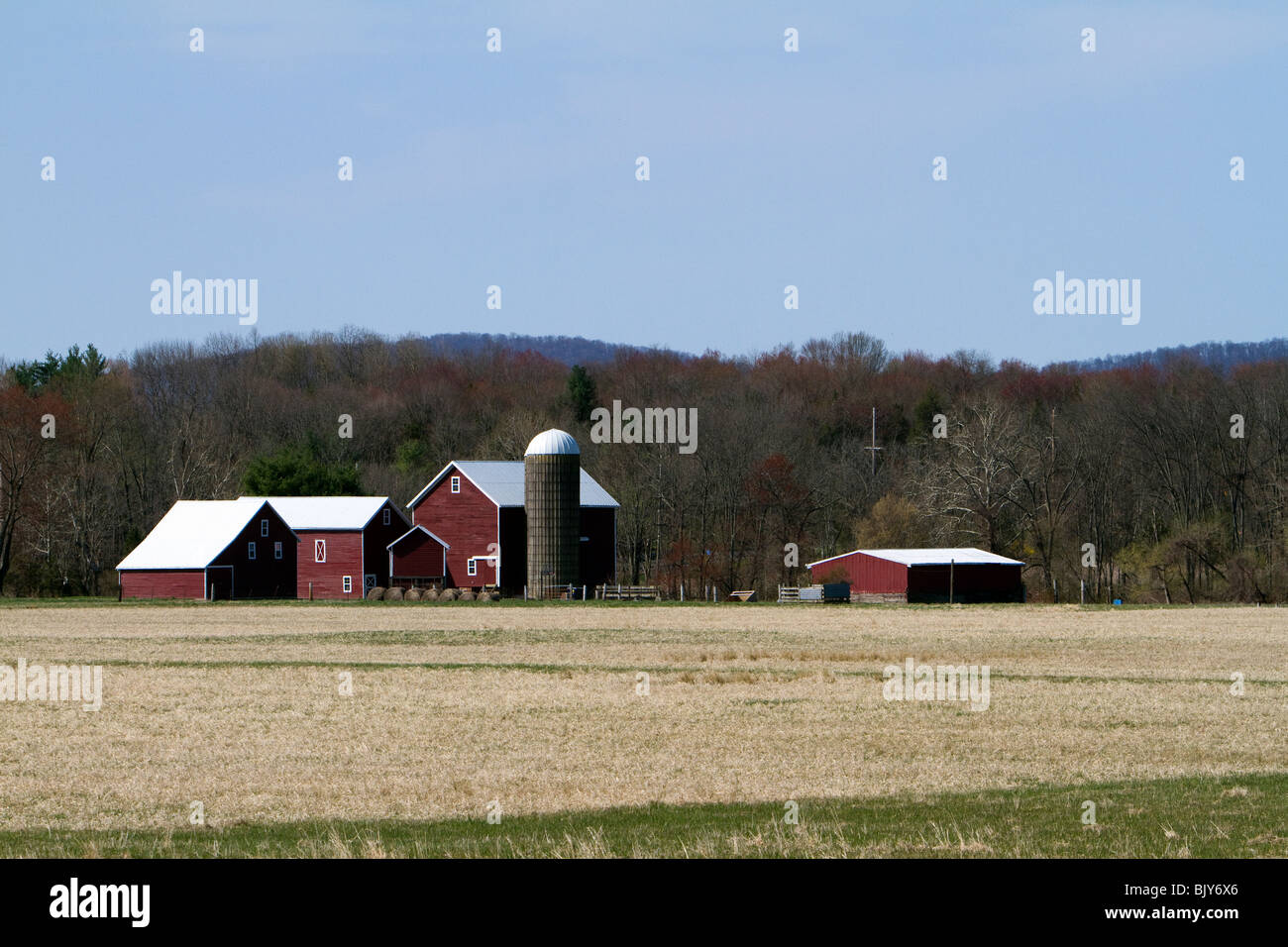 Scene with barns hi-res stock photography and images - Alamy