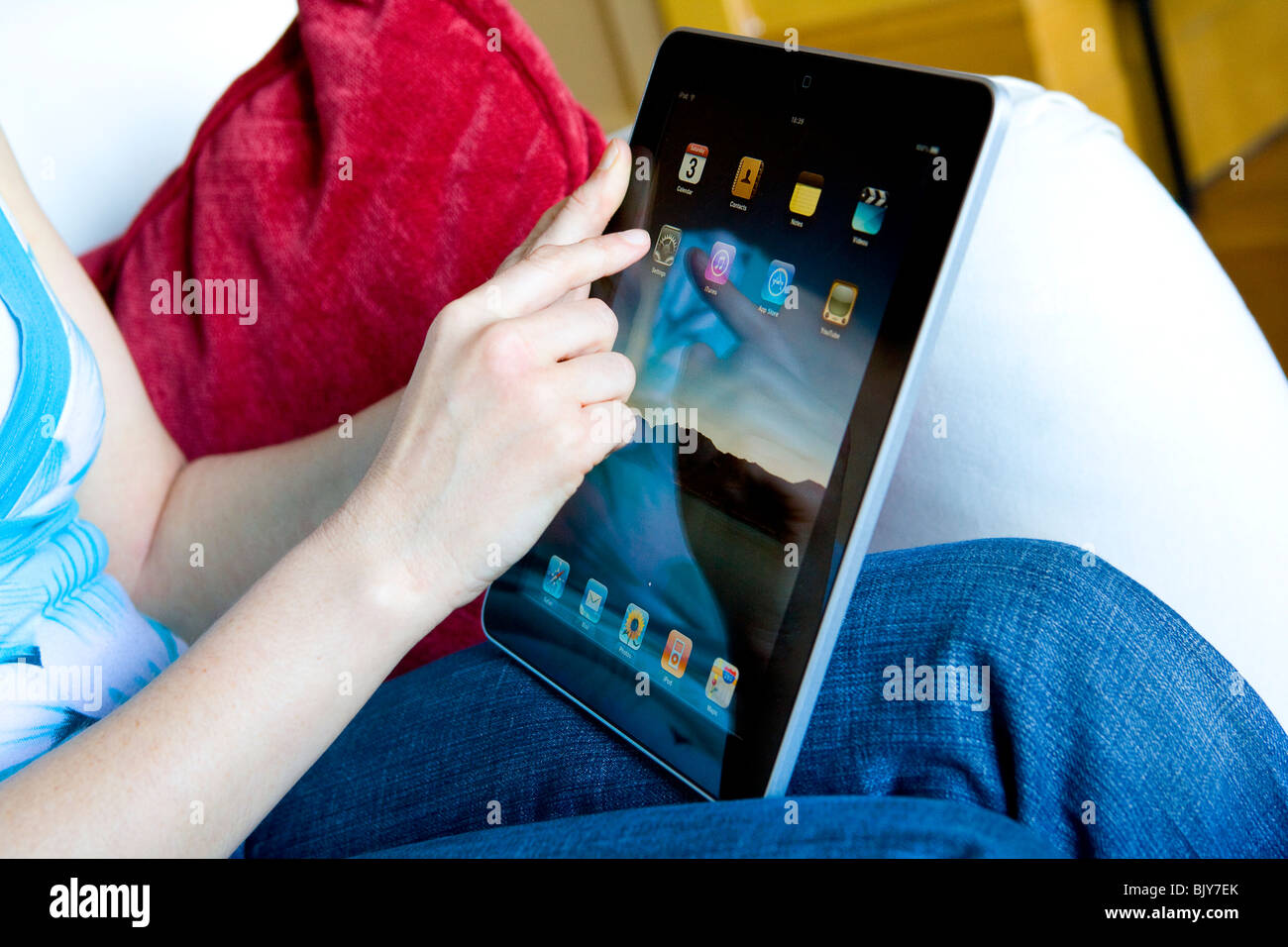 Apple ipad tablet being used hi-res stock photography and images - Alamy