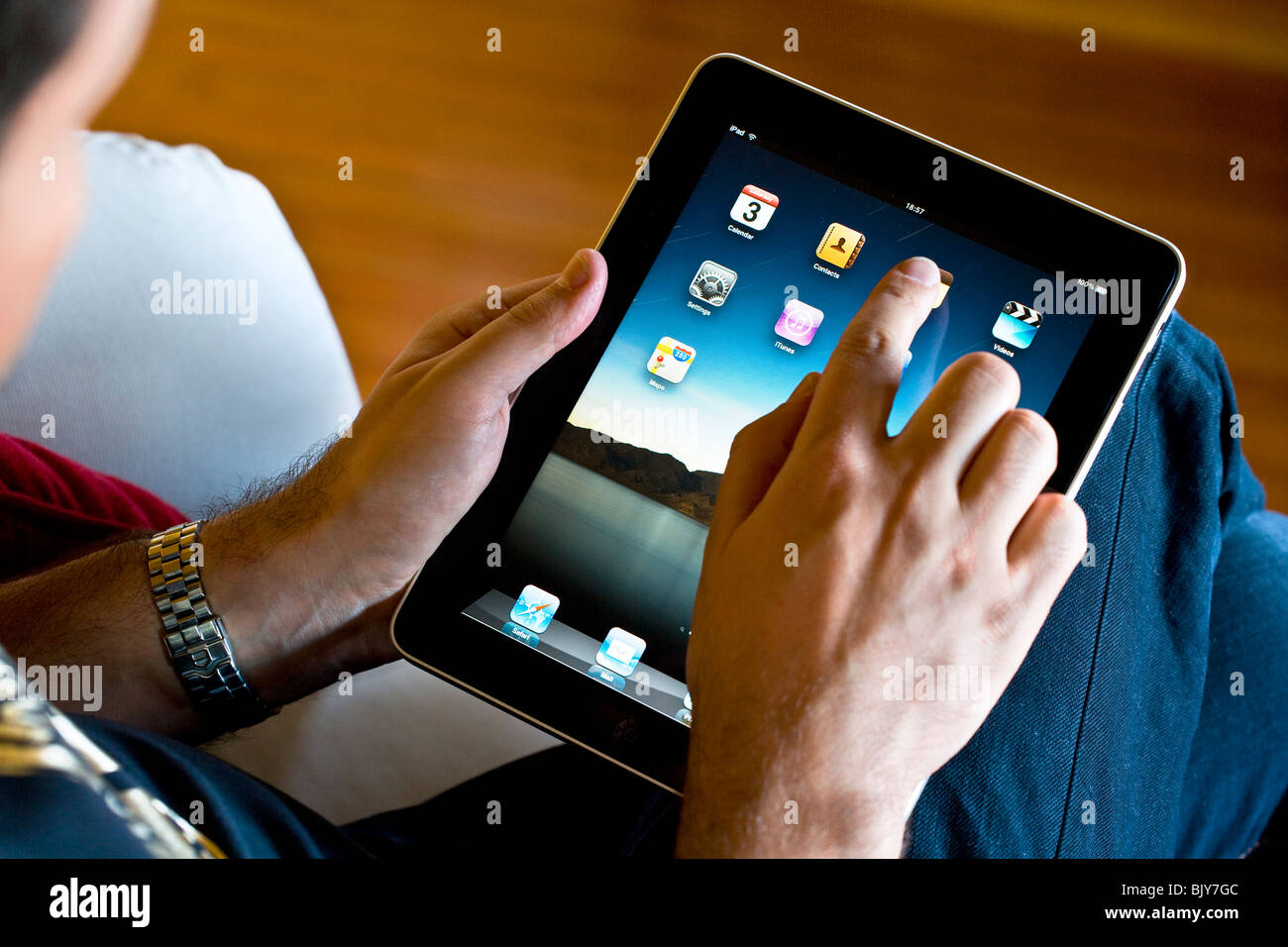 Apple ipad tablet being used hi-res stock photography and images - Alamy