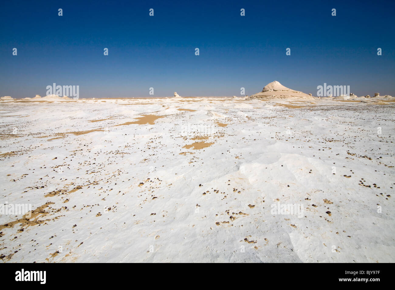 Inselberg the white desert surrounds the oasis of farafra hi-res stock ...