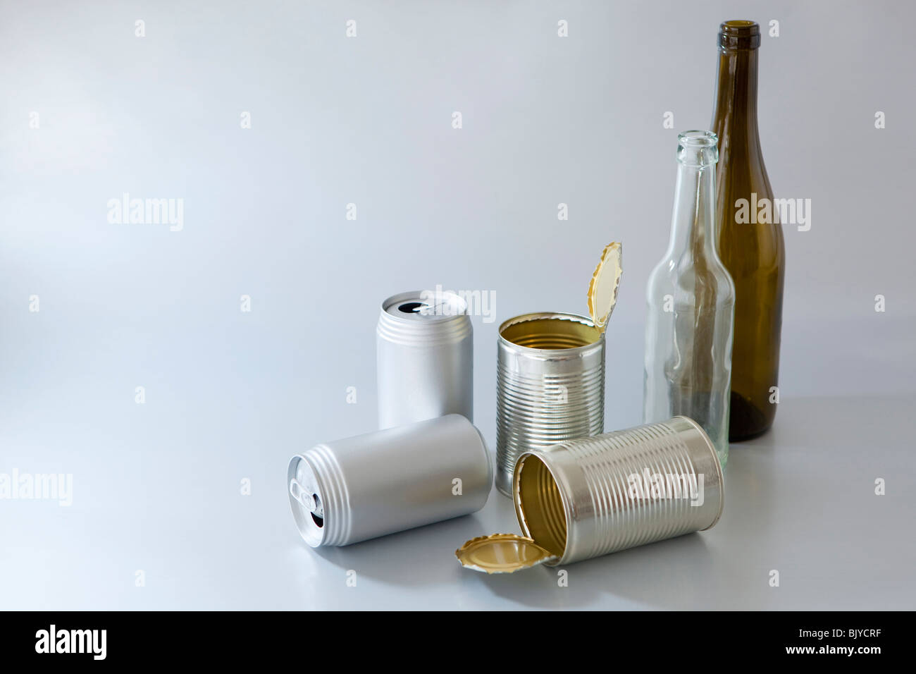 Empty cans hi-res stock photography and images - Alamy