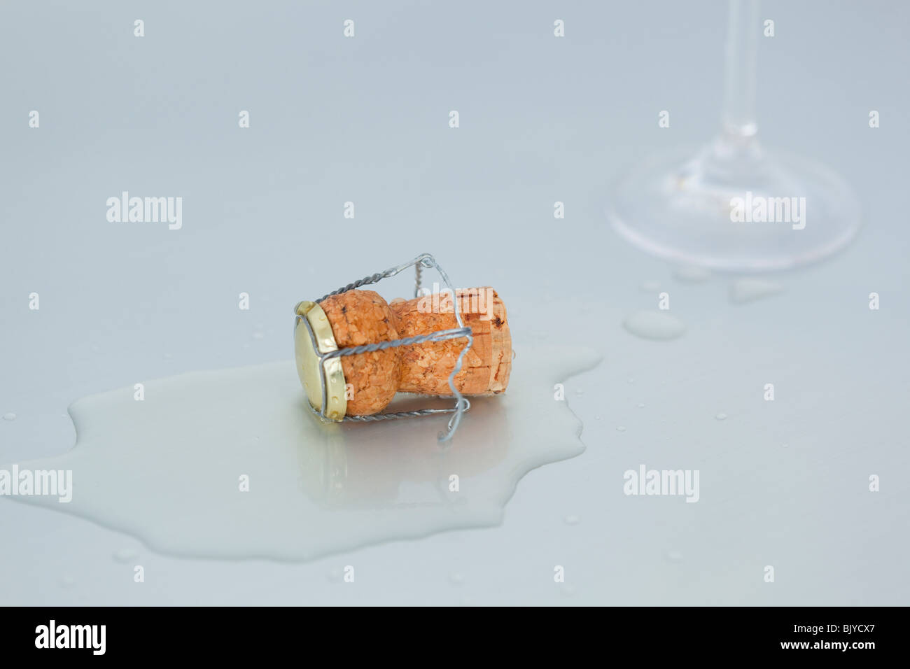 Spill of champagne and cork Stock Photo - Alamy