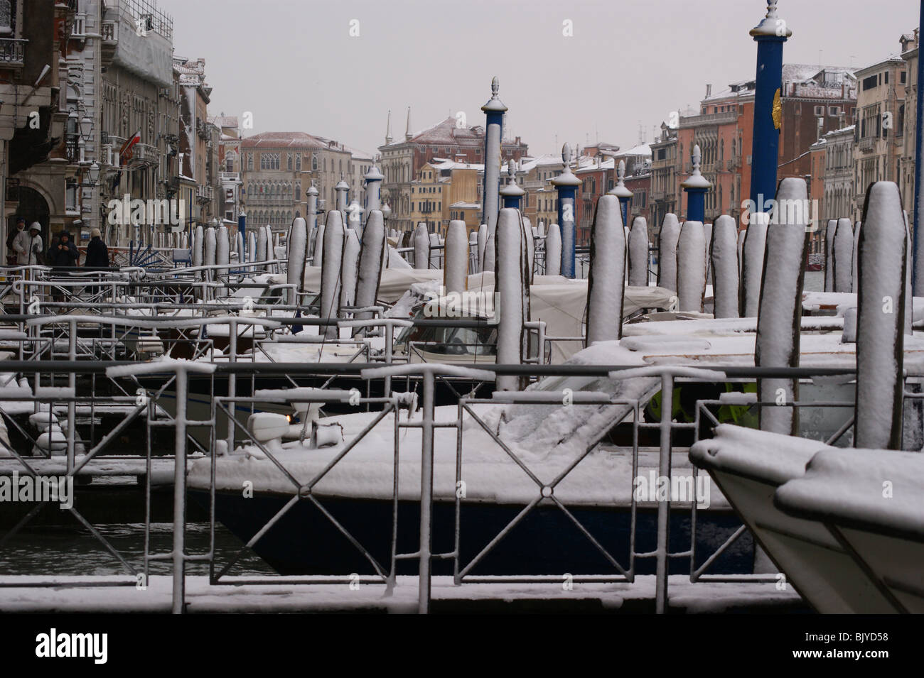 Canal in venice with snow hi-res stock photography and images - Alamy