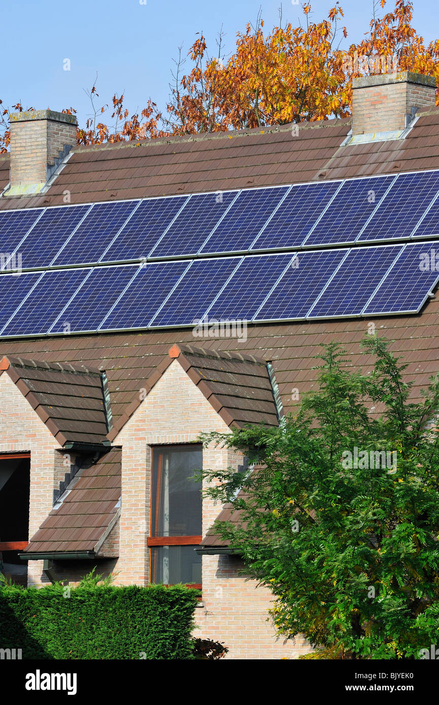 Solar panel house hi-res stock photography and images - Alamy