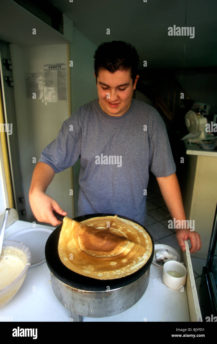 Make a crepe hi-res stock photography and images - Alamy