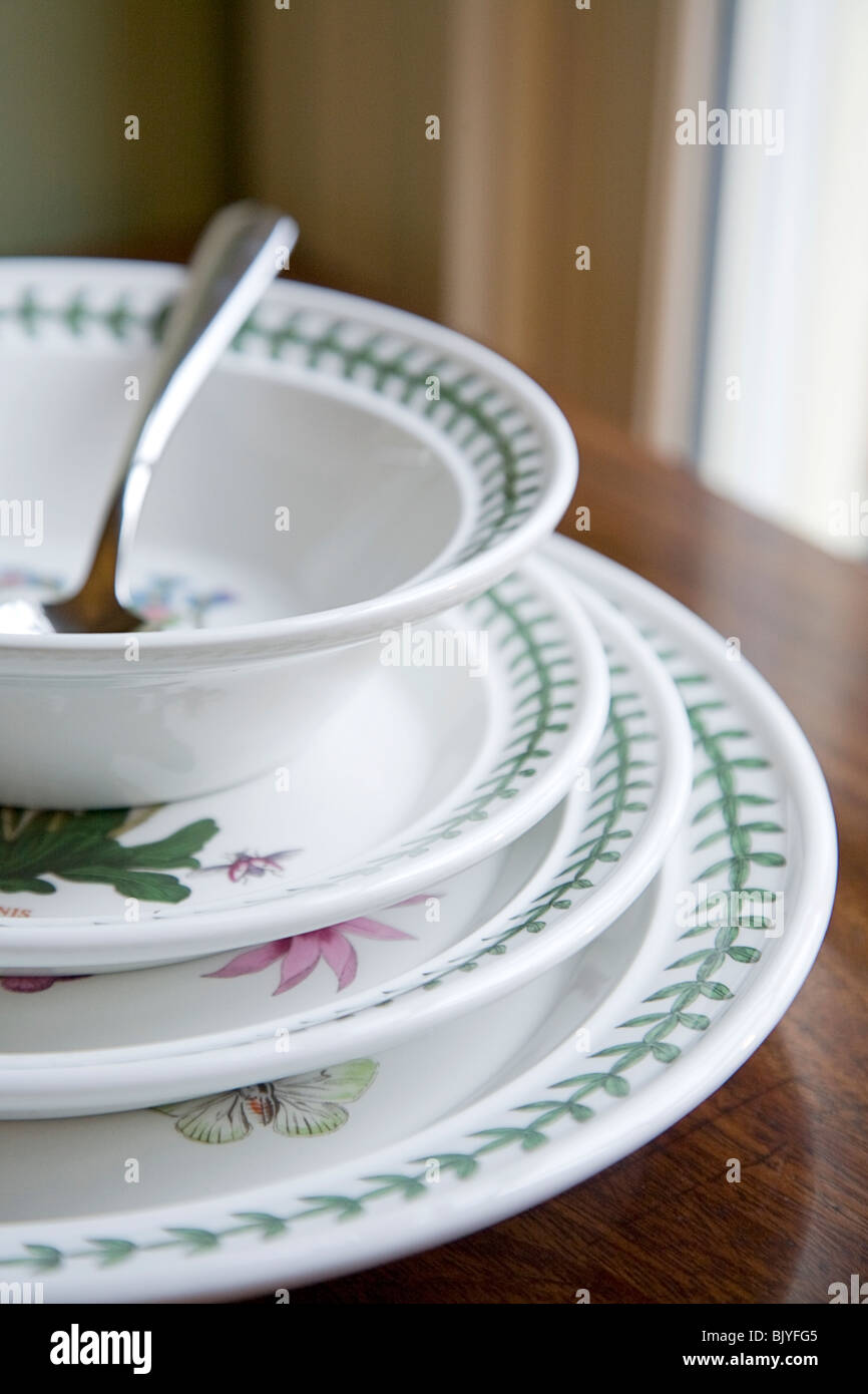 Stacked plates hi-res stock photography and images - Alamy