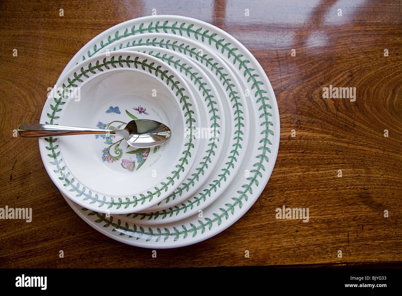 China nesting plates hi-res stock photography and images - Alamy