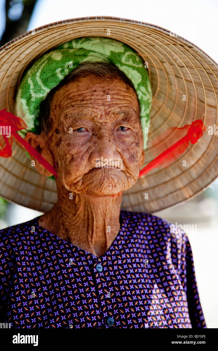 Old vietnamese lady from hoi an hi-res stock photography and images - Alamy