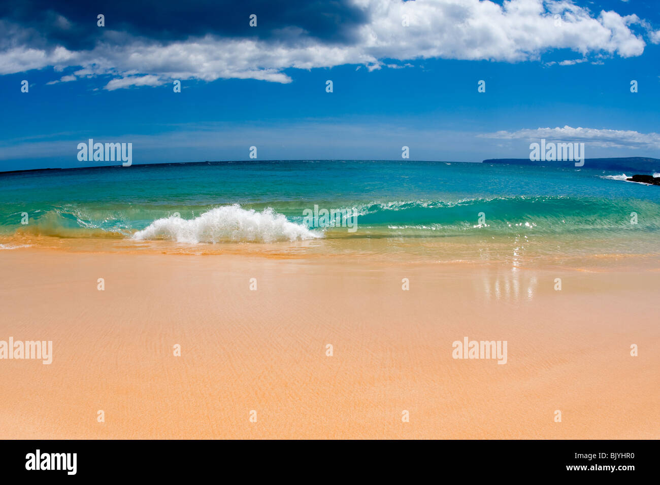 Ocean breaks on beach hi-res stock photography and images - Alamy