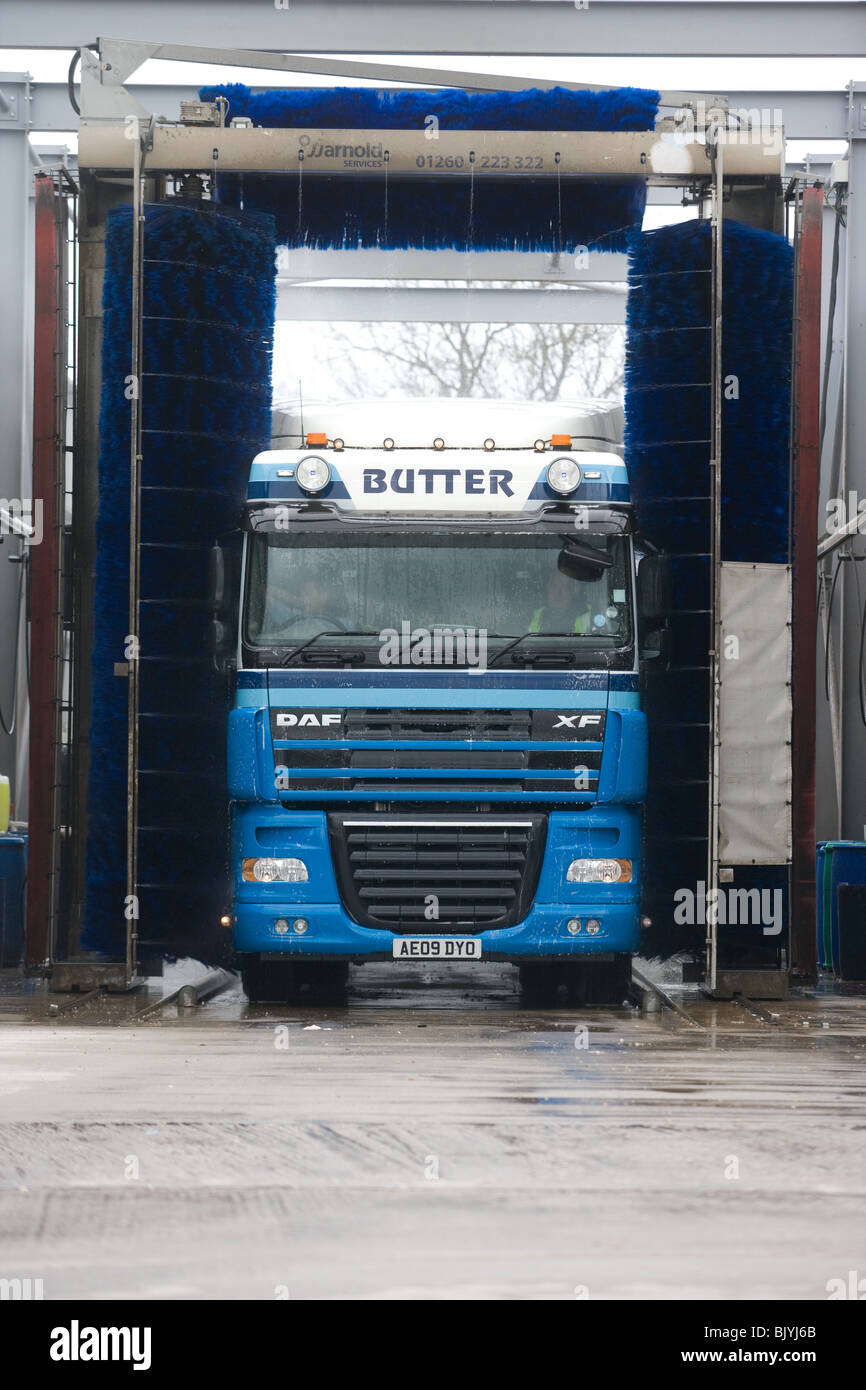 Lorry going through truck wash hi-res stock photography and images - Alamy