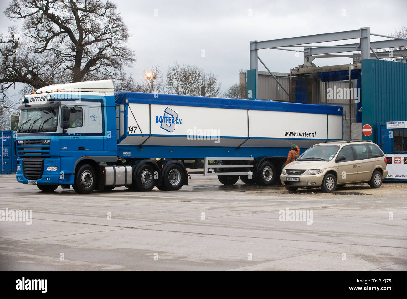 Truck lorry wash hi-res stock photography and images - Alamy