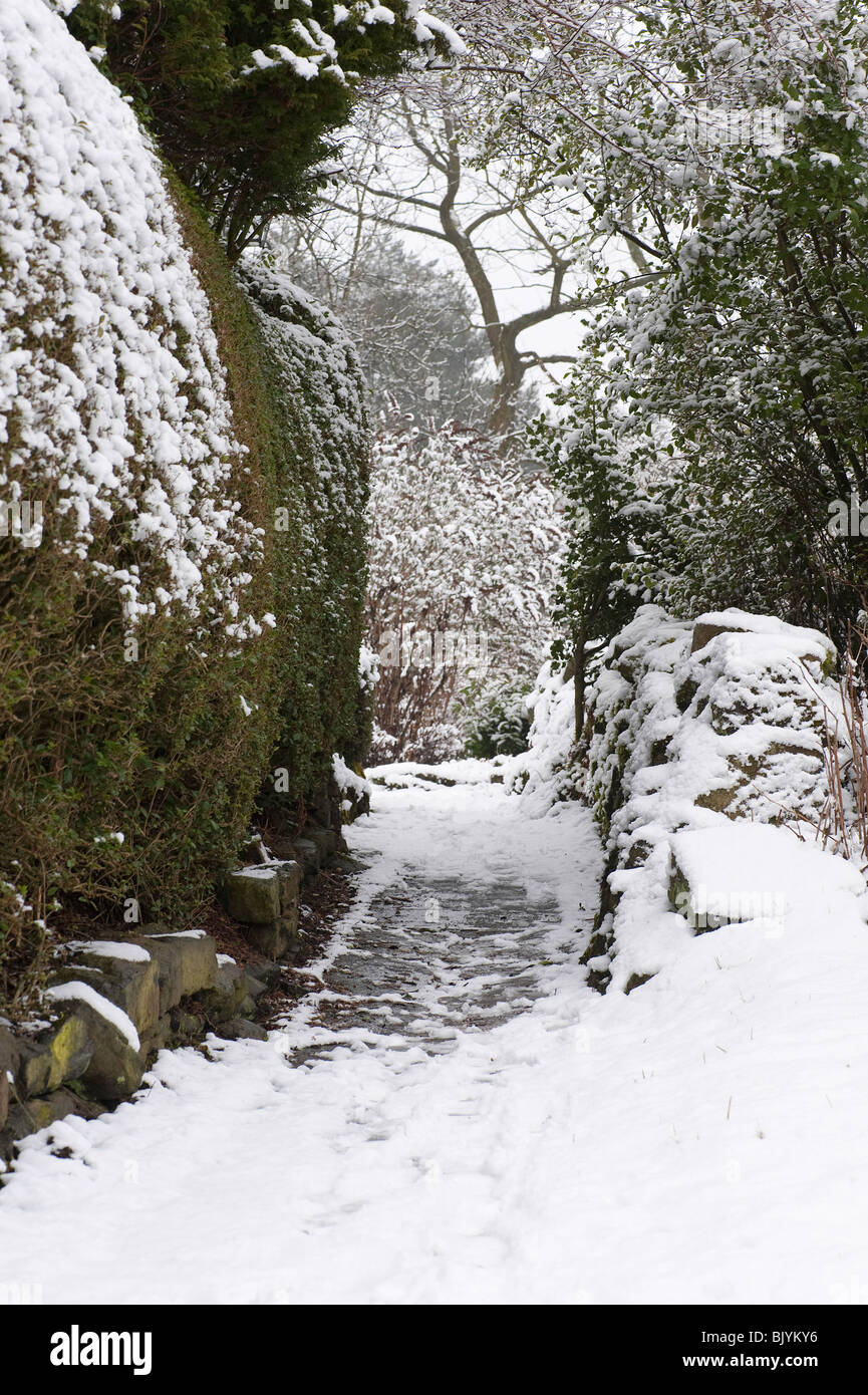 Covered garden path hi-res stock photography and images - Alamy