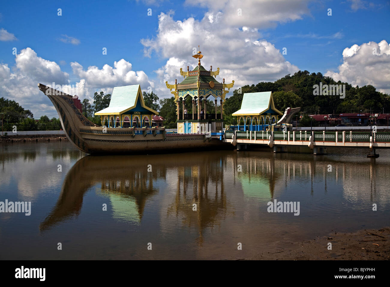 Sultan Omar Ali Saifuddin Mosque complex, Brunei Stock Photo - Alamy