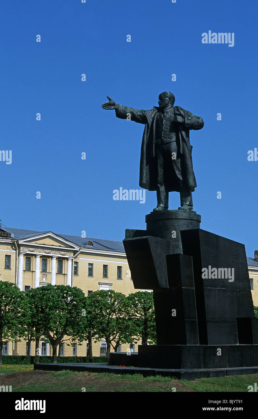 Russia,St Petersburg,Lenin statue,behind Finnland Railway station Stock ...