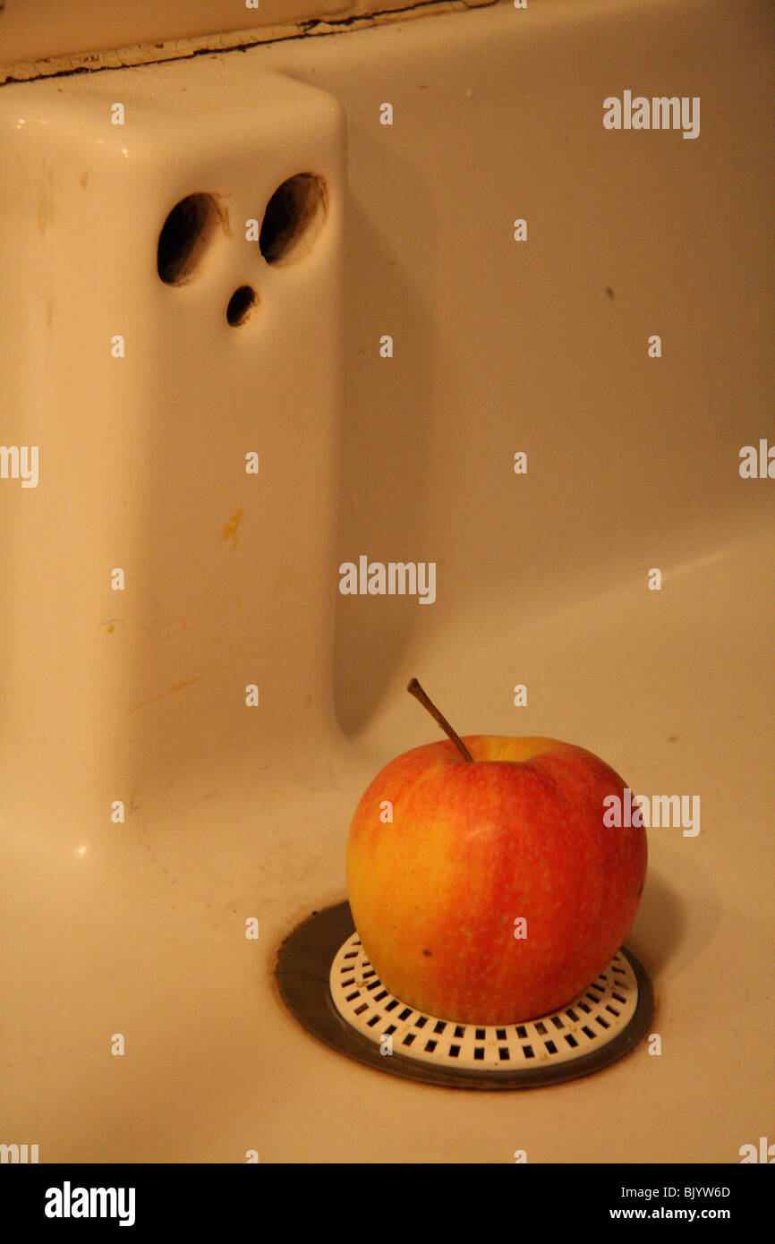 Red apple sink fruit hi-res stock photography and images - Alamy