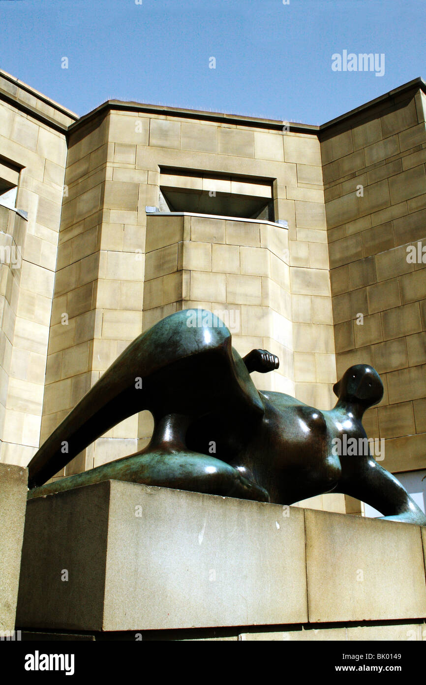 Henry moore leeds hi-res stock photography and images - Alamy
