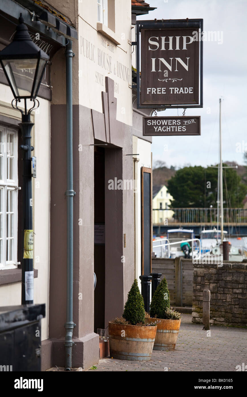 English pub front hi-res stock photography and images - Alamy