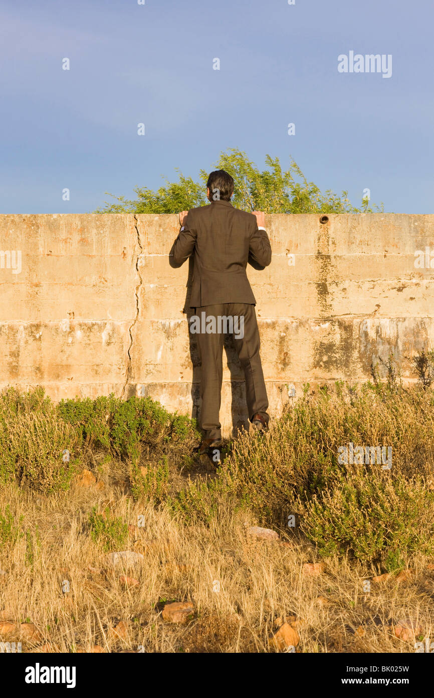 Man peering over wall hi-res stock photography and images - Alamy