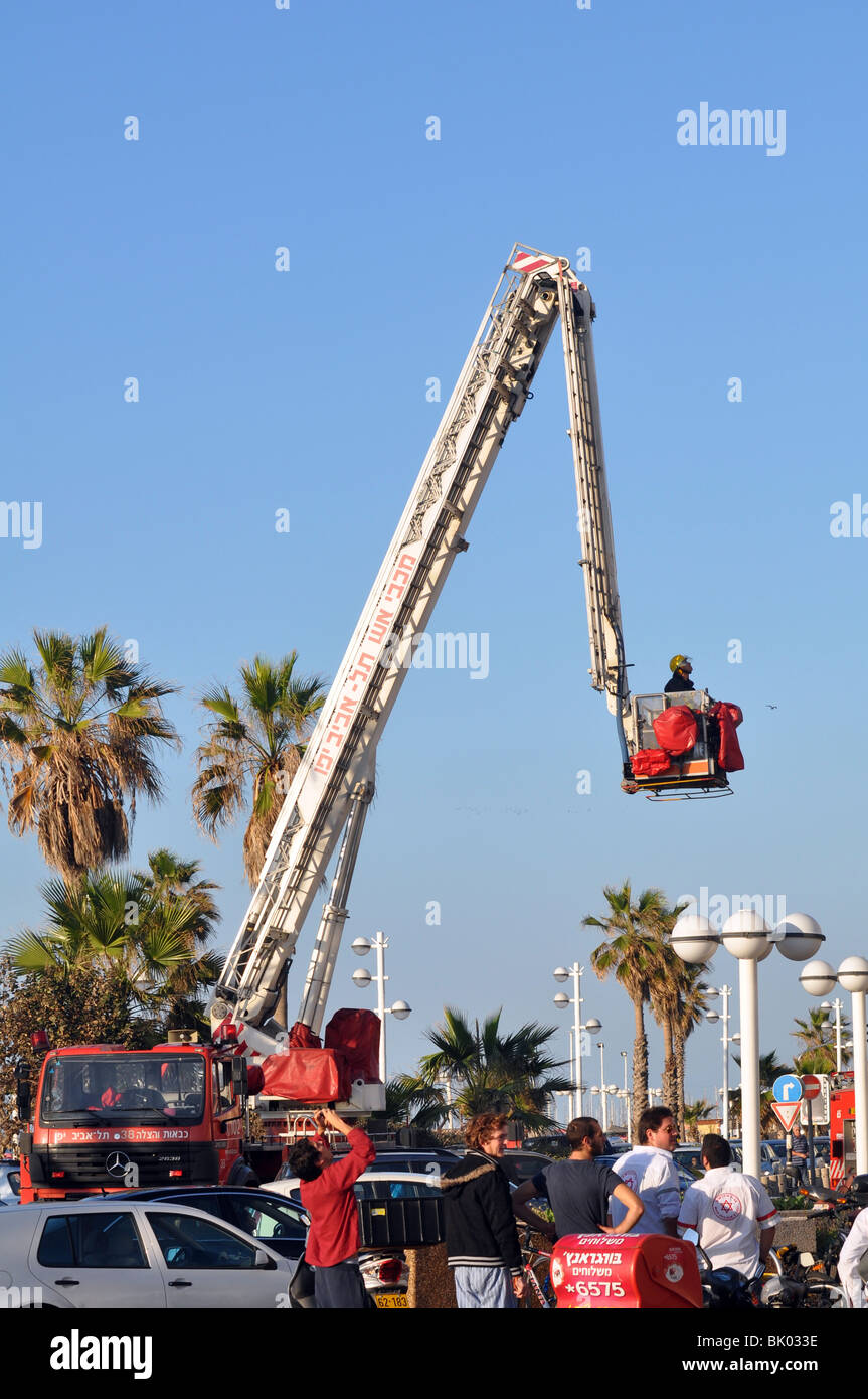 Crane rescue hi-res stock photography and images - Alamy