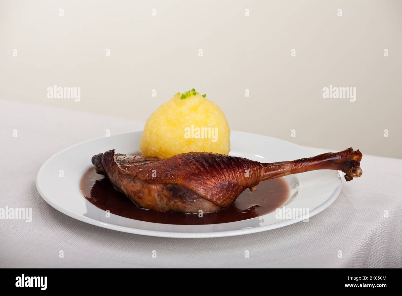 roasted goose leg on linen tablecloth Stock Photo - Alamy