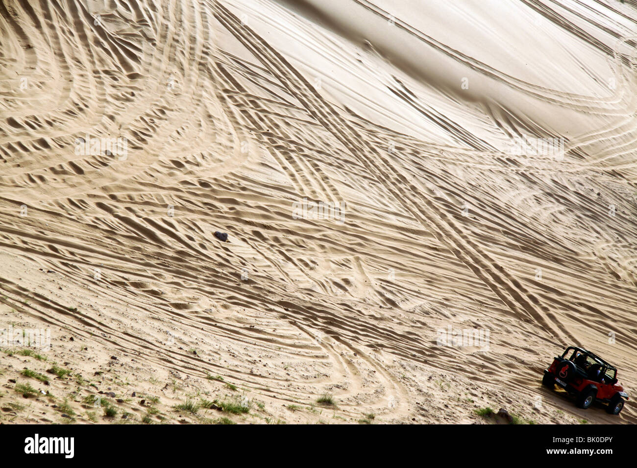 Desert tyre tracks hi-res stock photography and images - Alamy