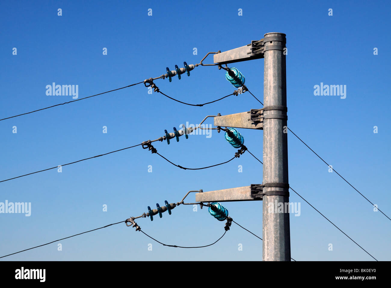Electricity pole and cables hi-res stock photography and images - Alamy