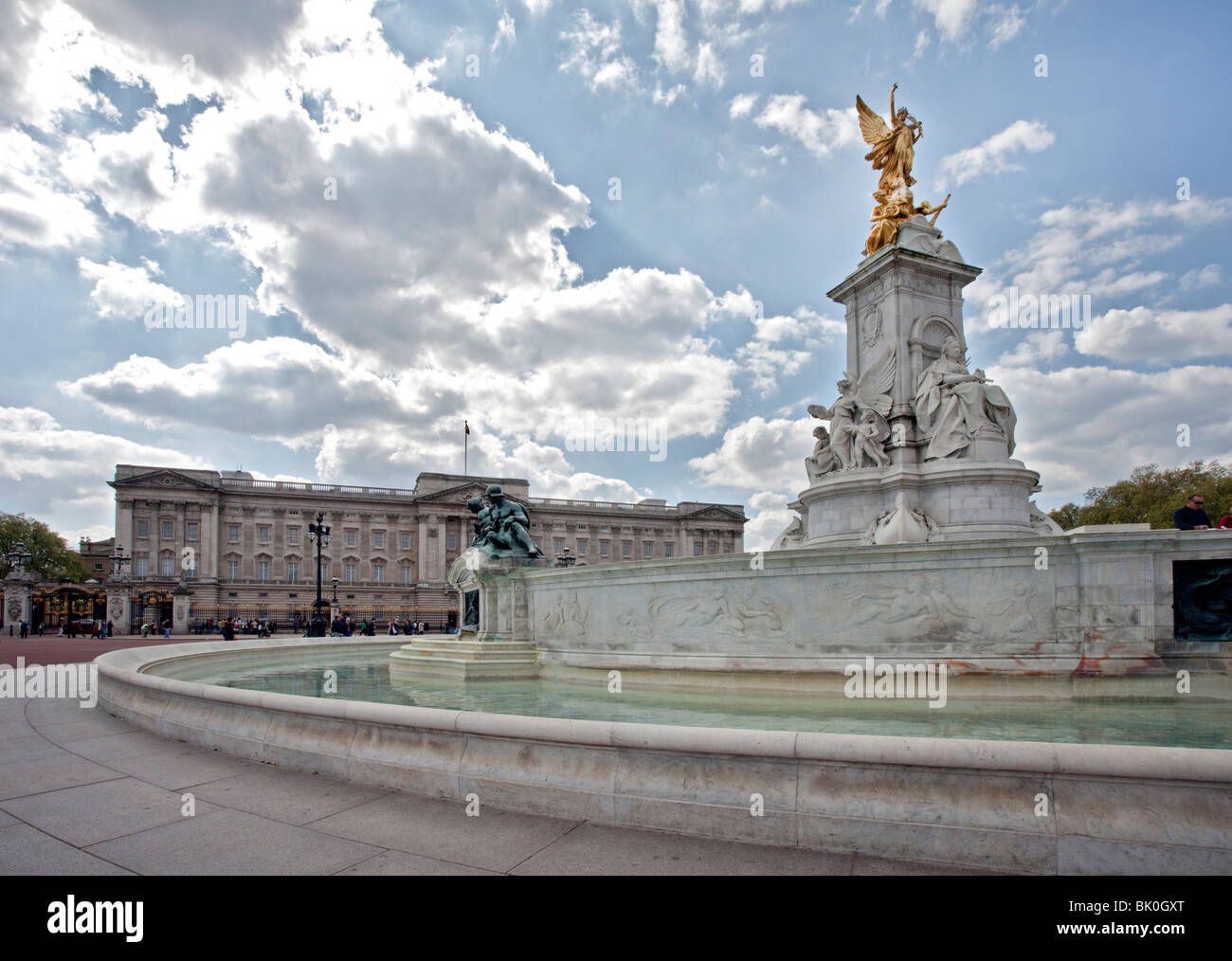 Buckingham Palace and the Queen Victoria Monument, London, England Stock Photo - Alamy
