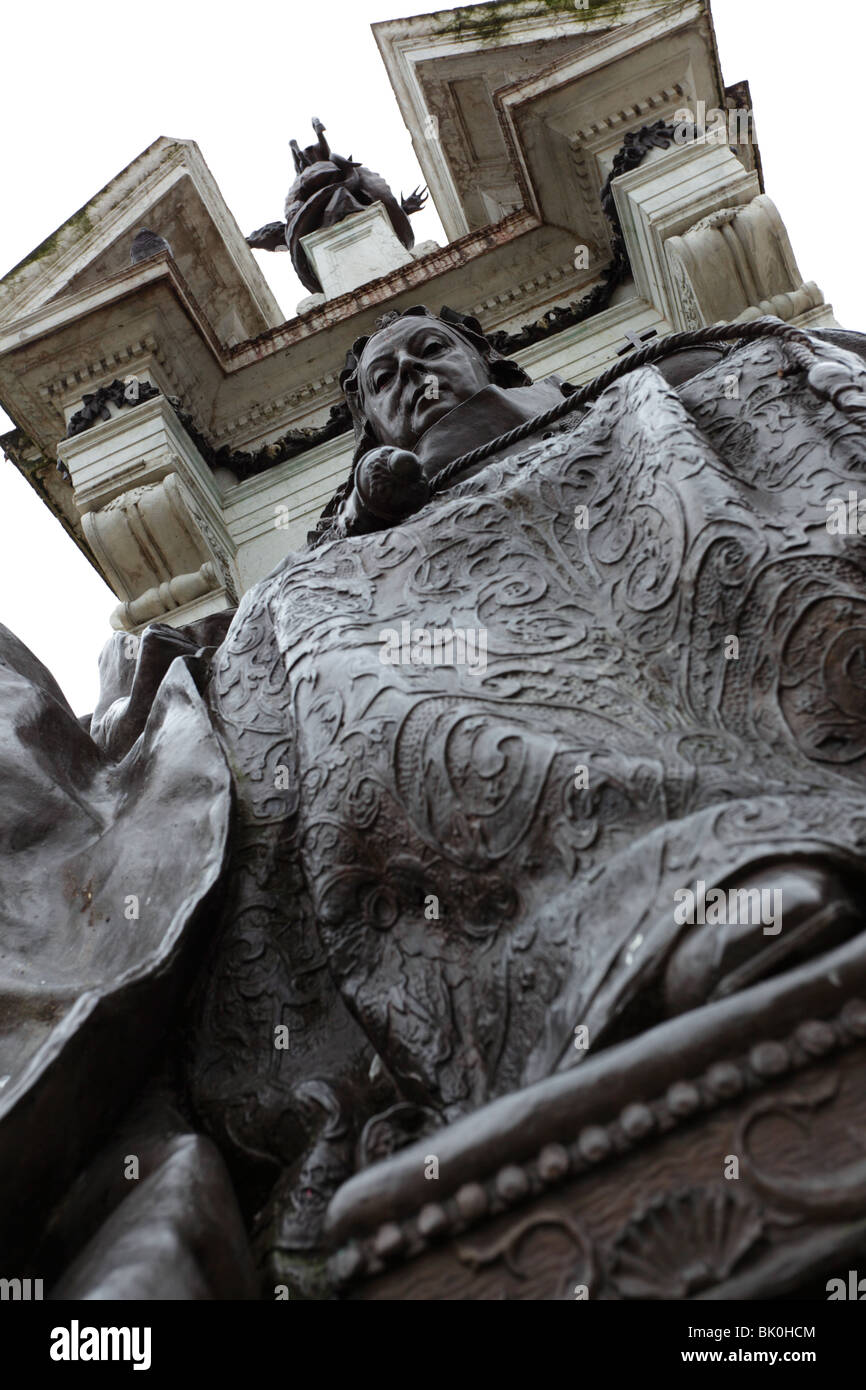 Queen Victoria Statue Piccadilly Gardens Manchester at David Mcgraw blog