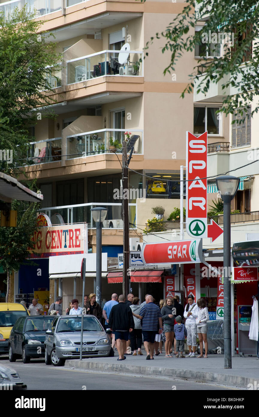 Holidaymakers and people shopping on a street in Alcudia, Majorca ...