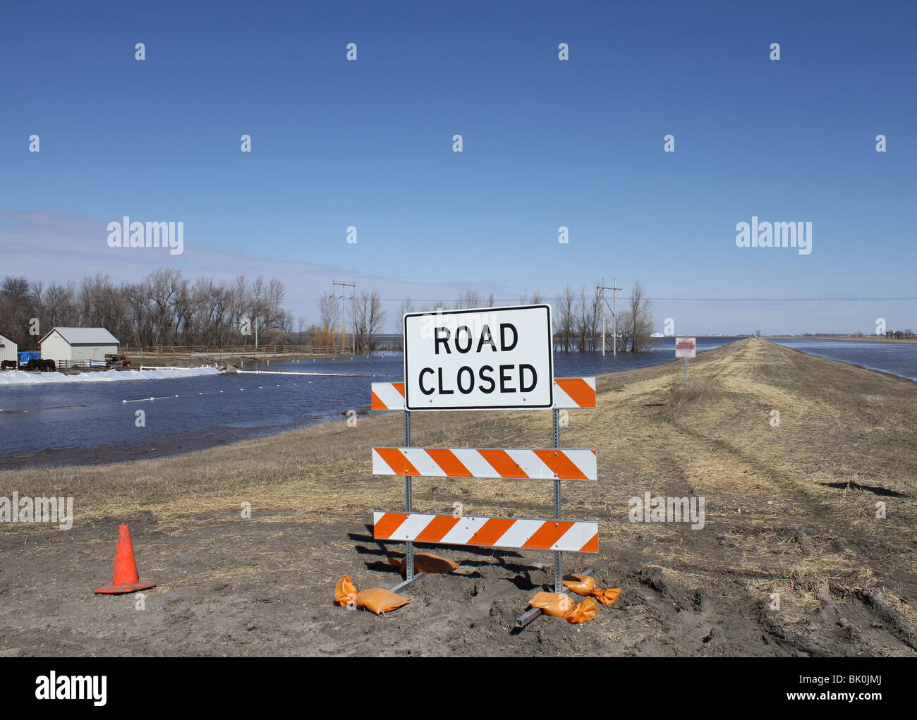 Pavement closed sign hi-res stock photography and images - Alamy